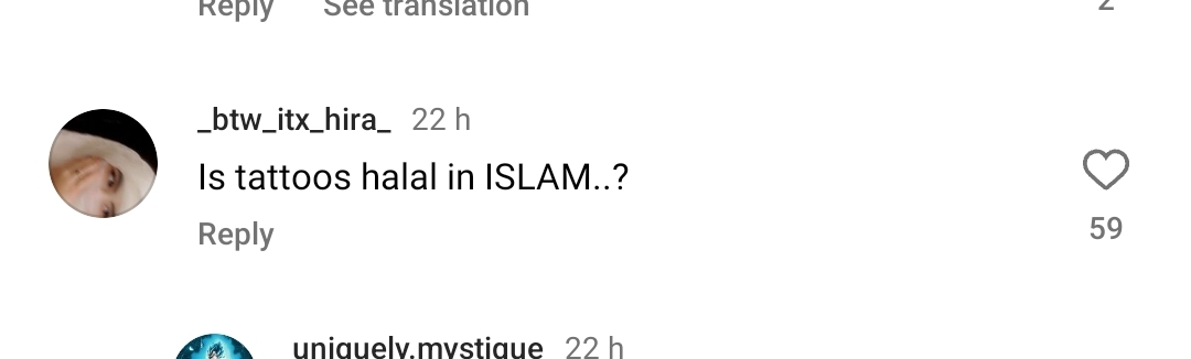 Aima Baig Taunts Netizens After Performing Umrah With Tattoos | Reviewit.pk