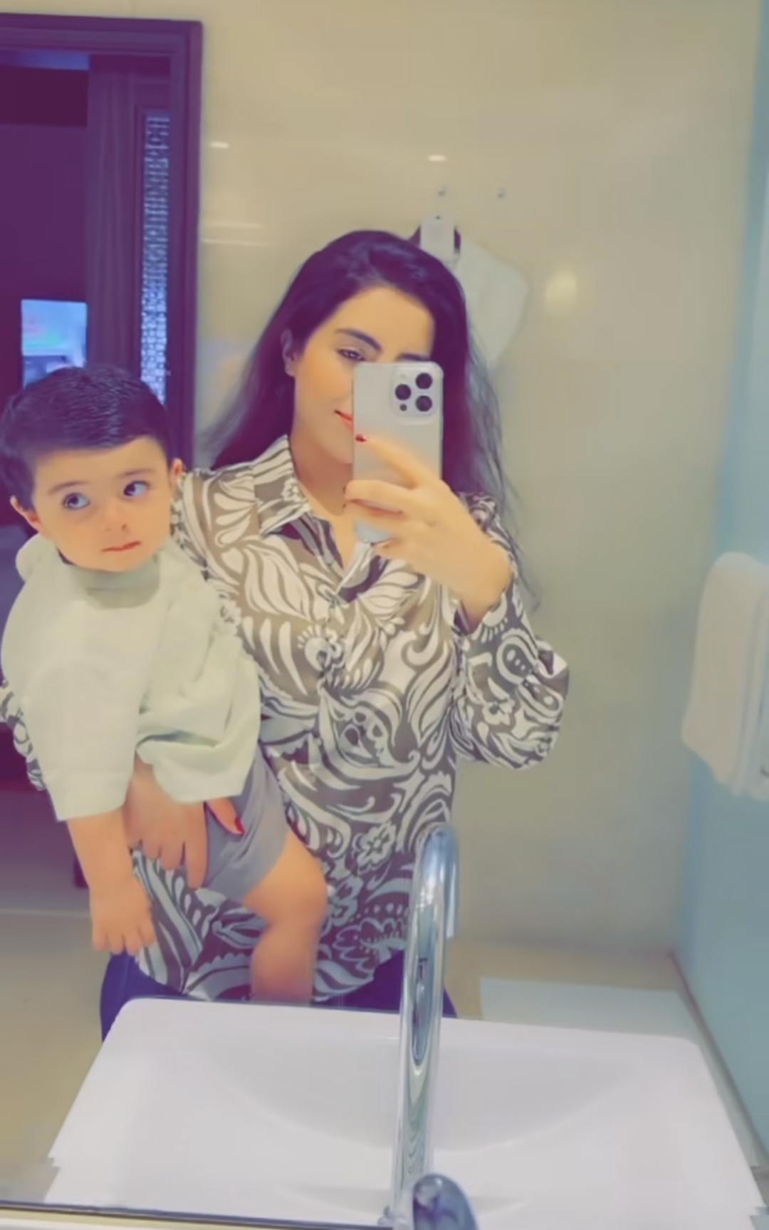 Imad Wasim’s New Beautiful Family Clicks | Reviewit.pk