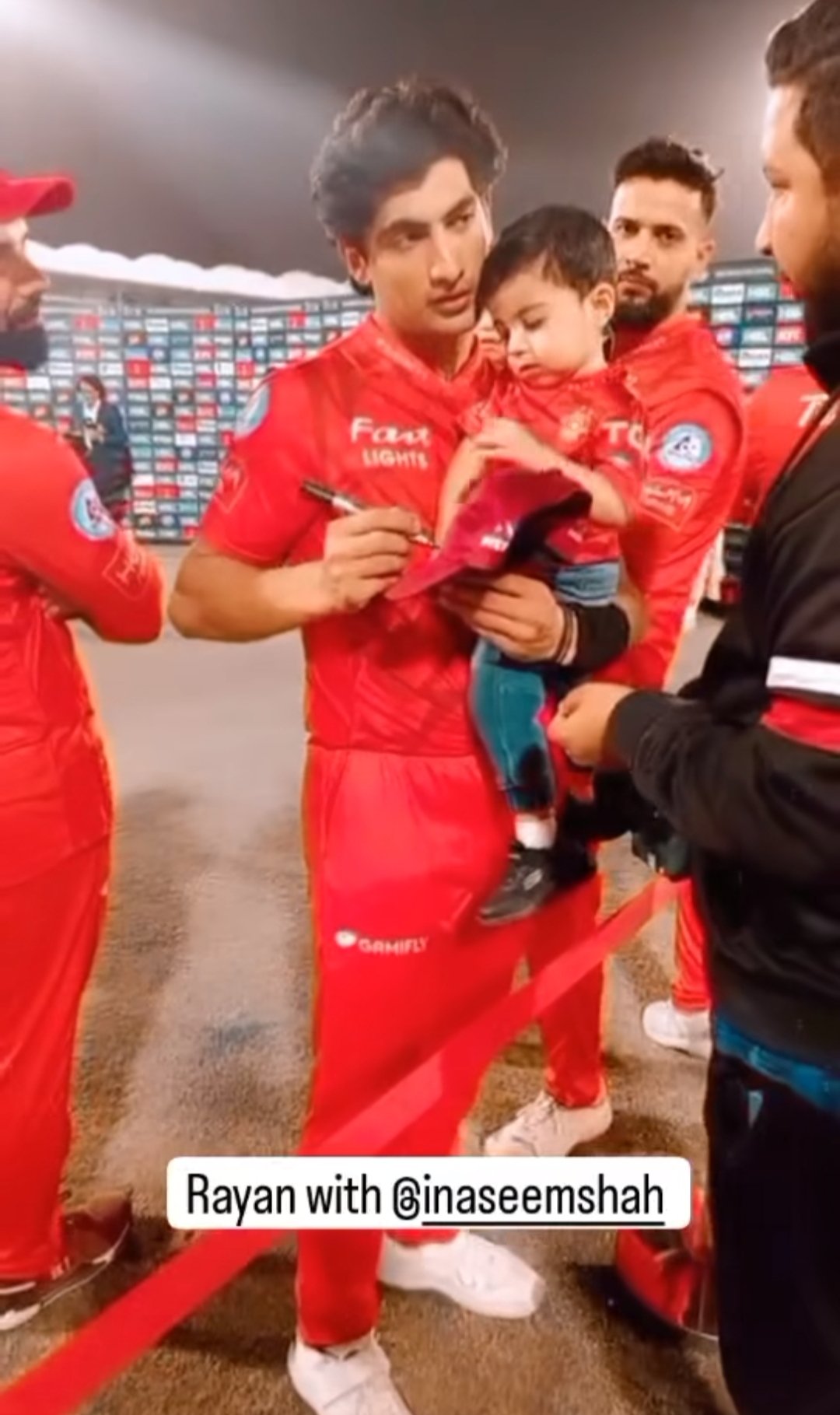 Imad Wasim New Family Pictures & Heartwarming Video With Daughter ...