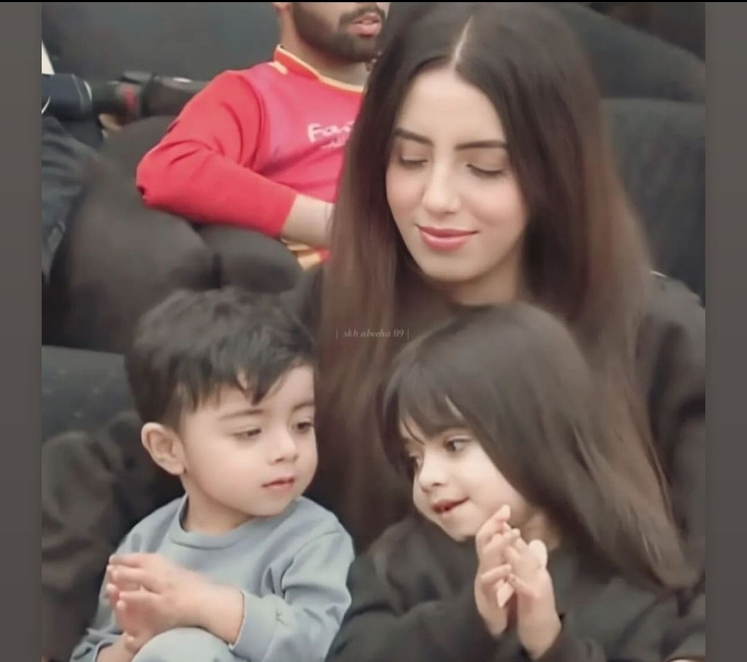Imad Wasim New Family Pictures & Heartwarming Video With Daughter ...