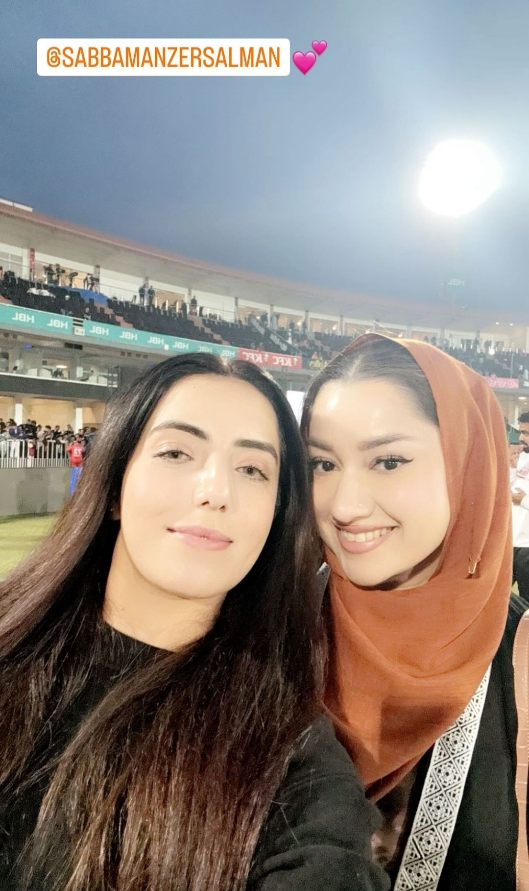 Imad Wasim New Family Pictures & Heartwarming Video With Daughter ...
