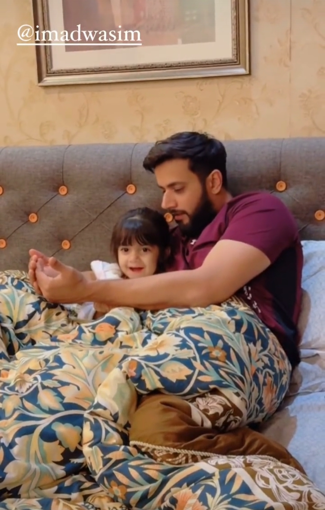 Imad Wasim New Family Pictures & Heartwarming Video With Daughter ...