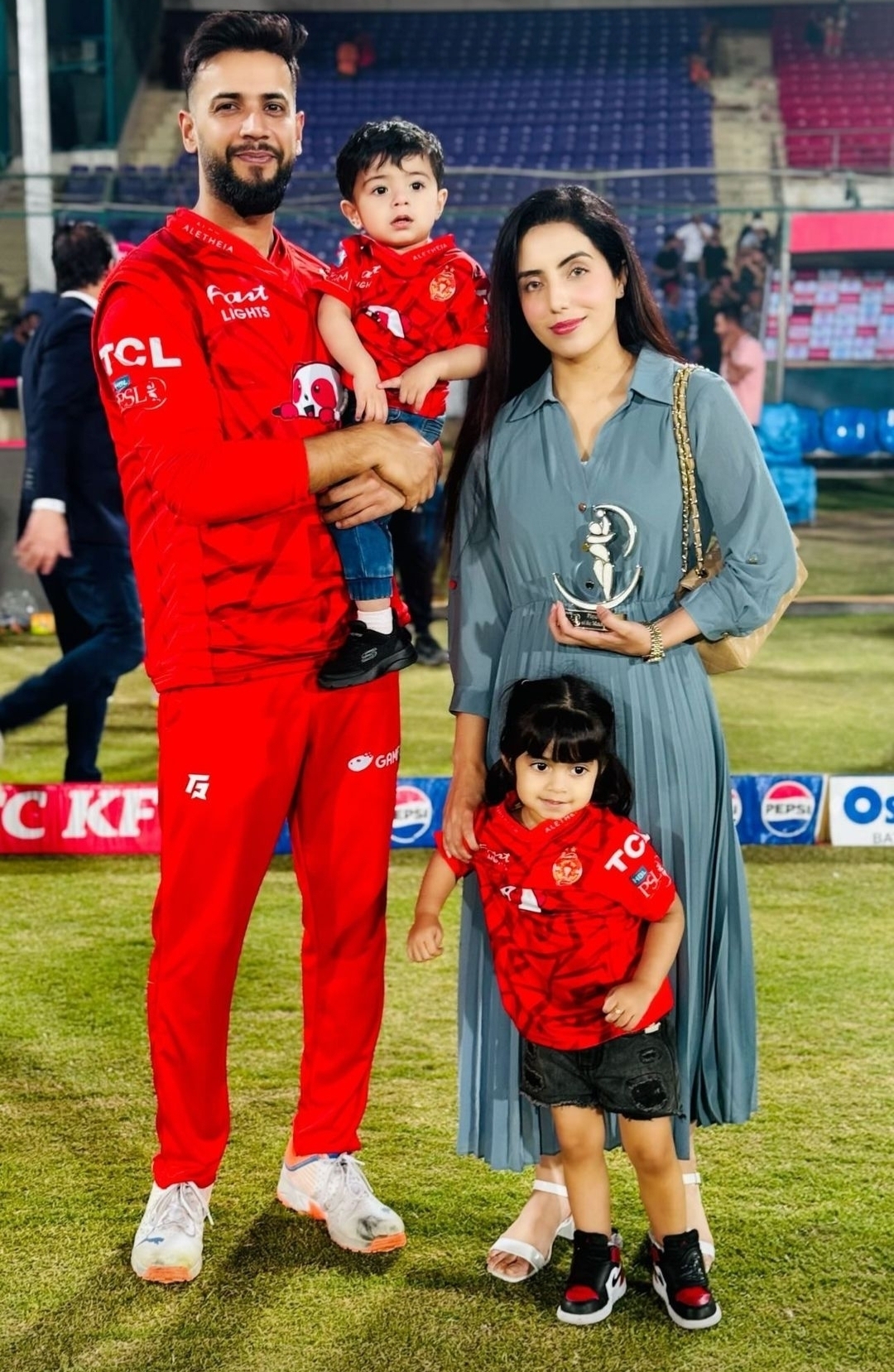 Imad Wasim New Family Pictures & Heartwarming Video With Daughter ...