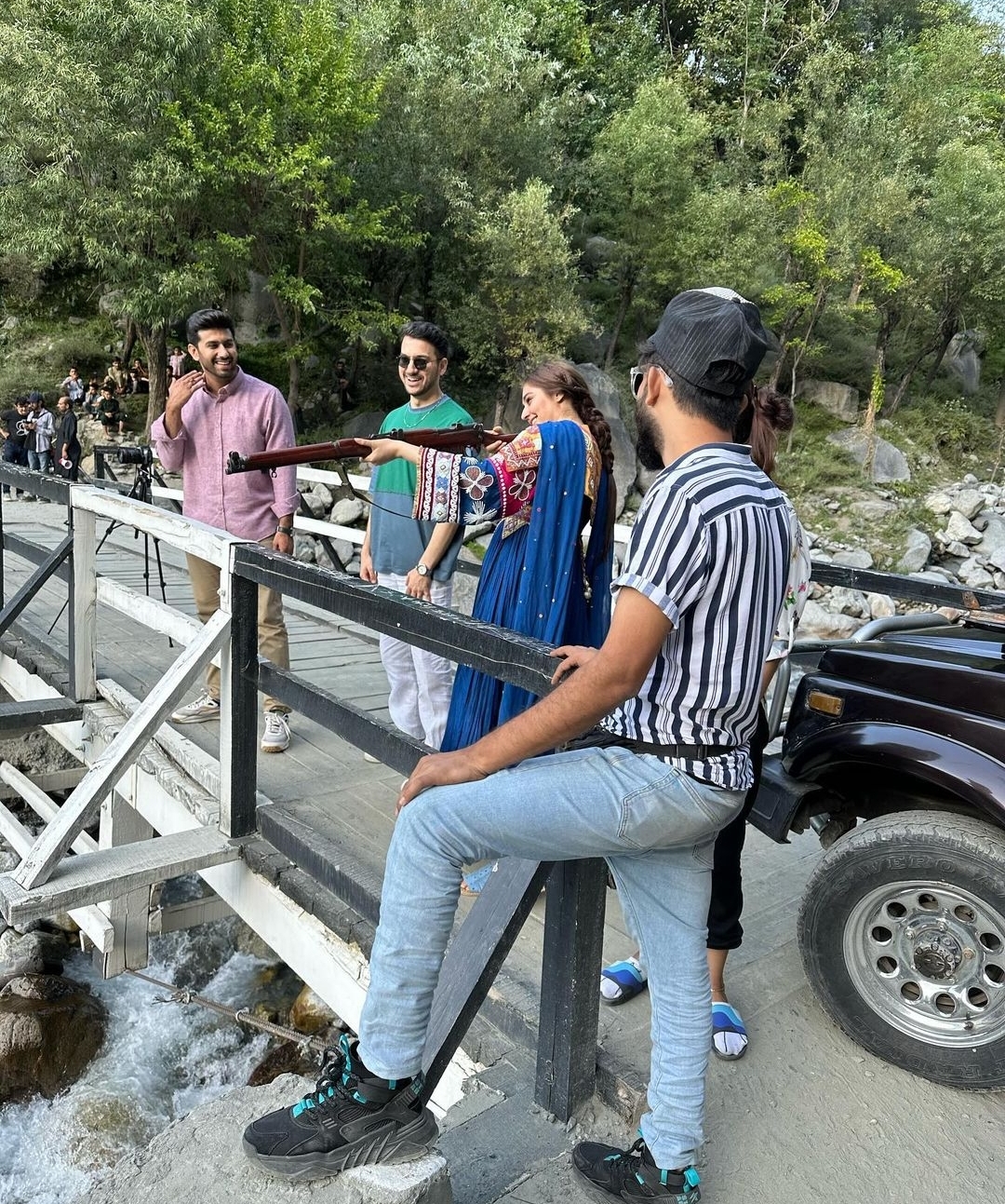 Khaie Cast Shares BTS Pictures Ahead of Last Episode | Reviewit.pk