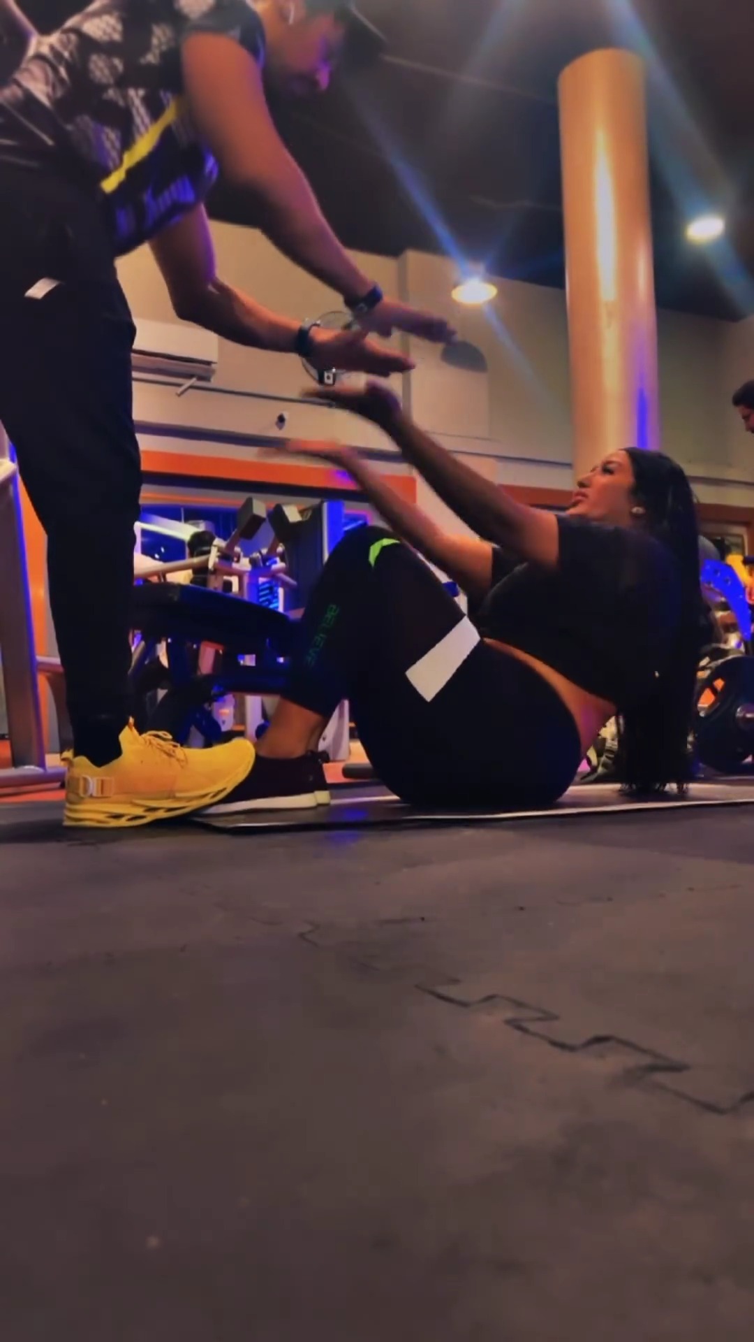 Mathira Shares Her Gym Fitness Journey | Reviewit.pk