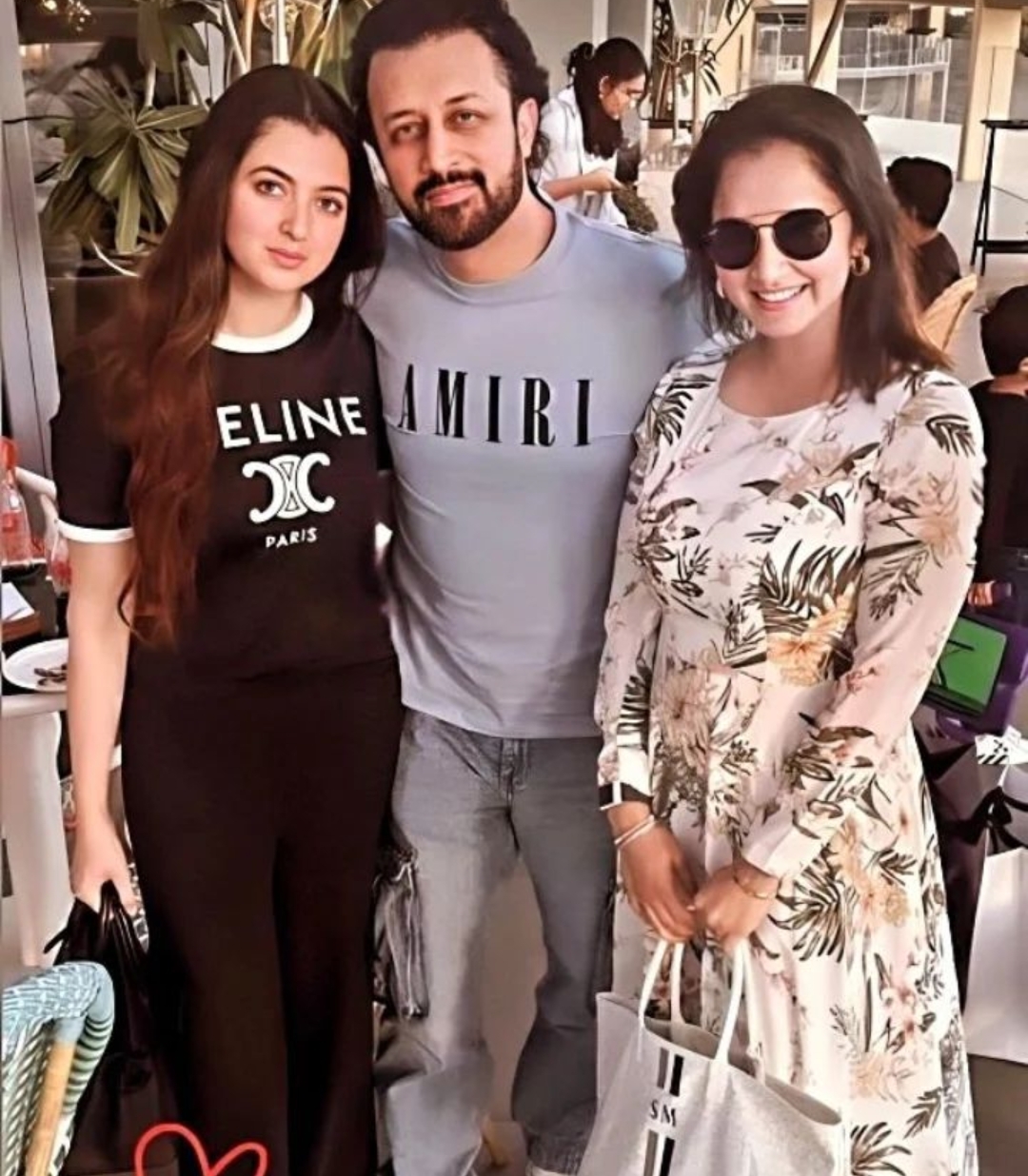 Sania Mirza Family Pictures From Dubai | Reviewit.pk