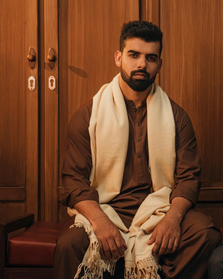Shadab Khan's Cutest On Field Moments With Wife And Mother | Reviewit.pk