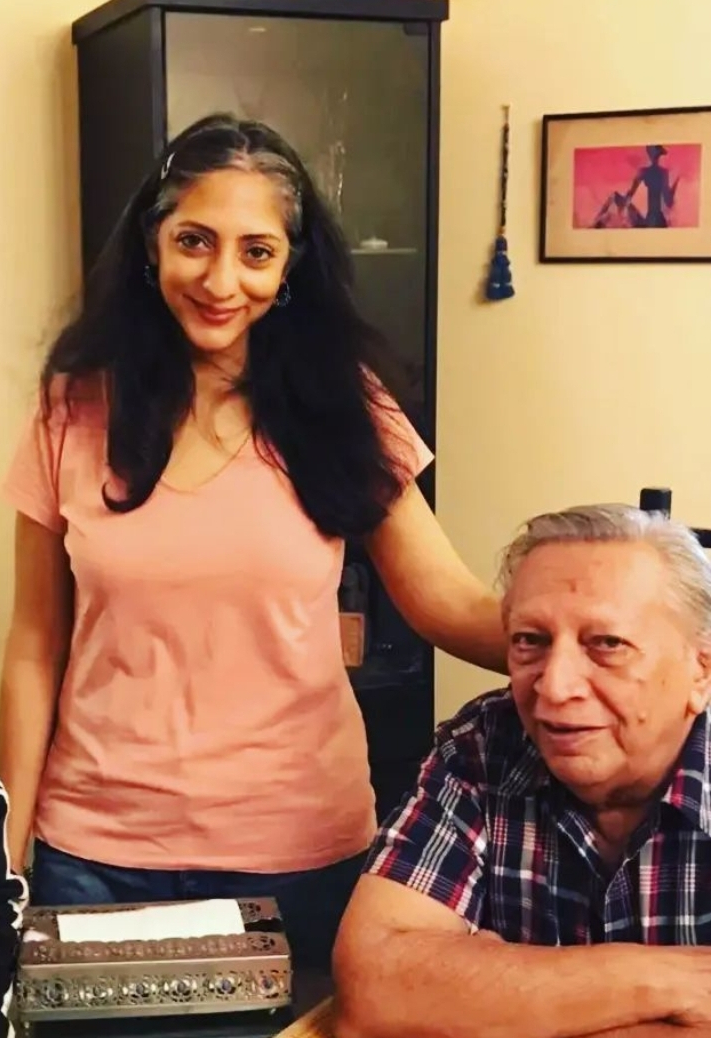 Tazeen Hussain Shares Health Update Of Father Talat Hussain | Reviewit.pk