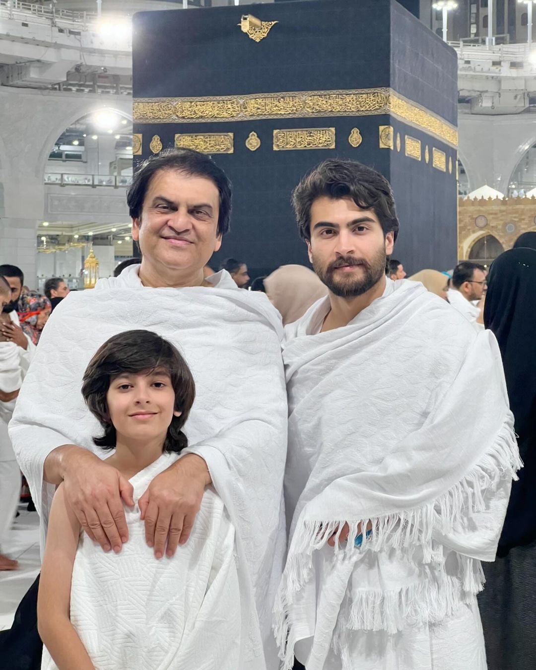 Pakistani Celebrities who Performed Umrah in Ramadan 2024 | Reviewit.pk