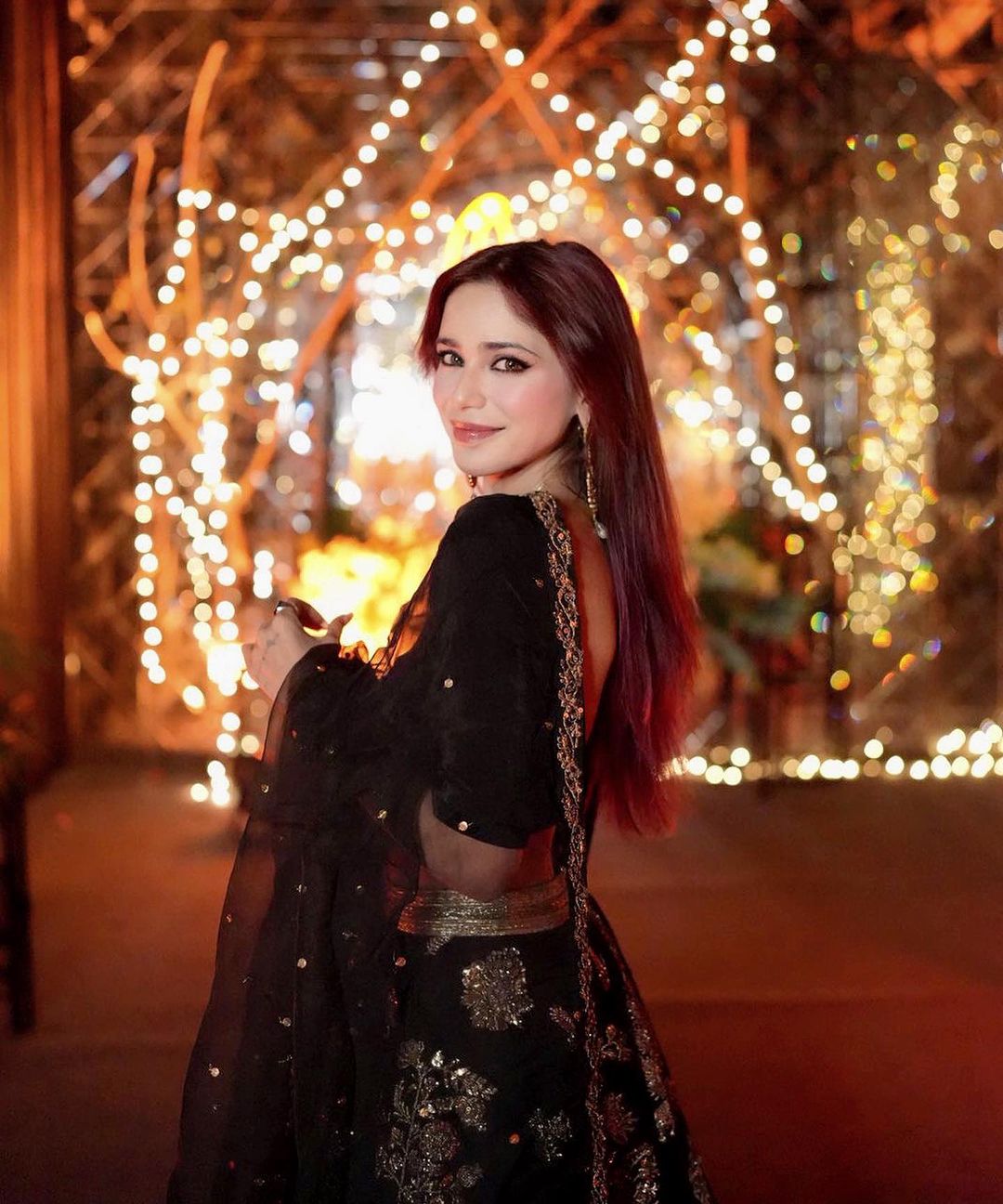 Aima Baig Shares Gorgeous Clicks From A Recent Event | Reviewit.pk