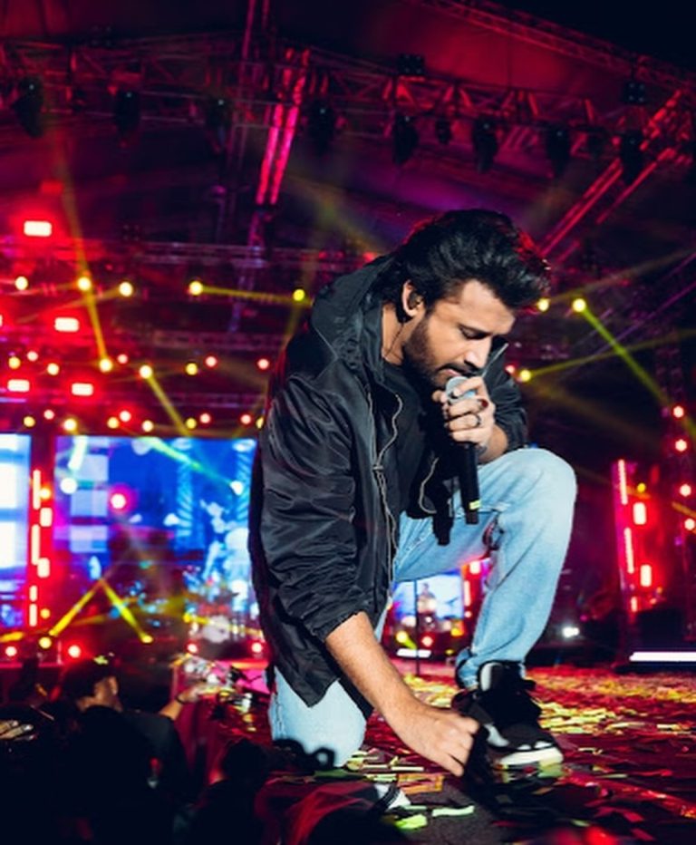 Fan's Inappropriate Hug with Atif Aslam Enrages Public | Reviewit.pk