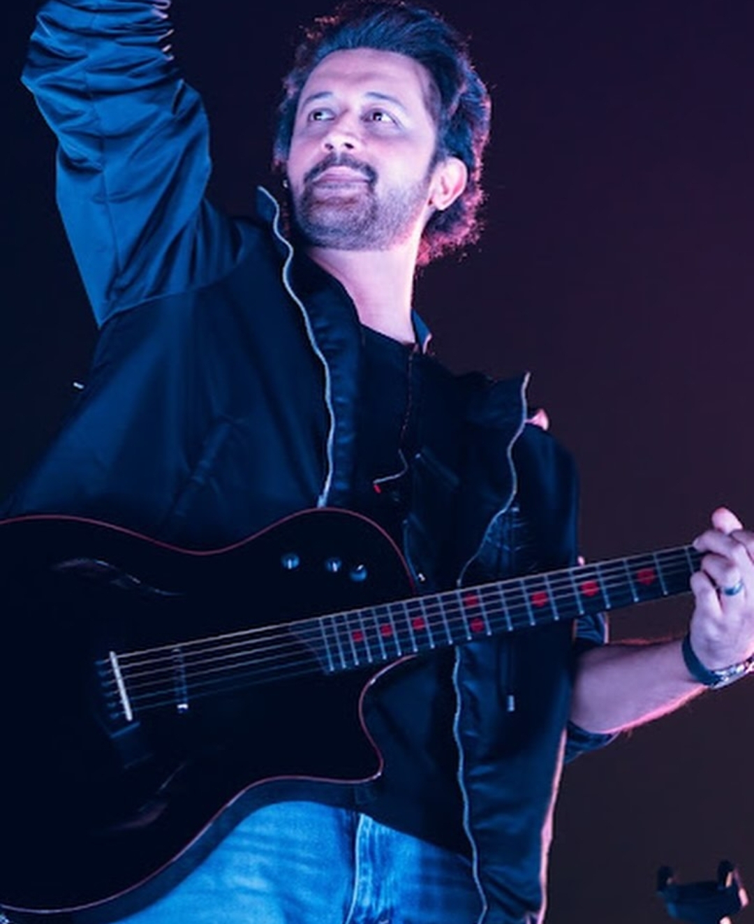 Fan's Inappropriate Hug with Atif Aslam Enrages Public | Reviewit.pk