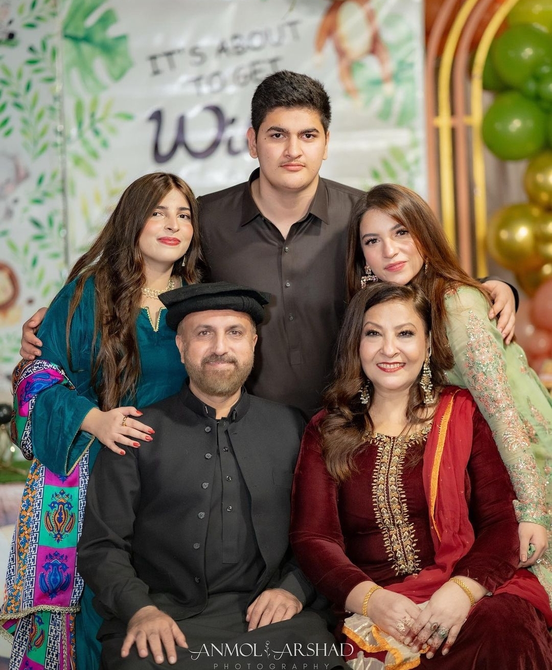 Dananeer Mobeen's Gorgeous New Family Pictures | Reviewit.pk
