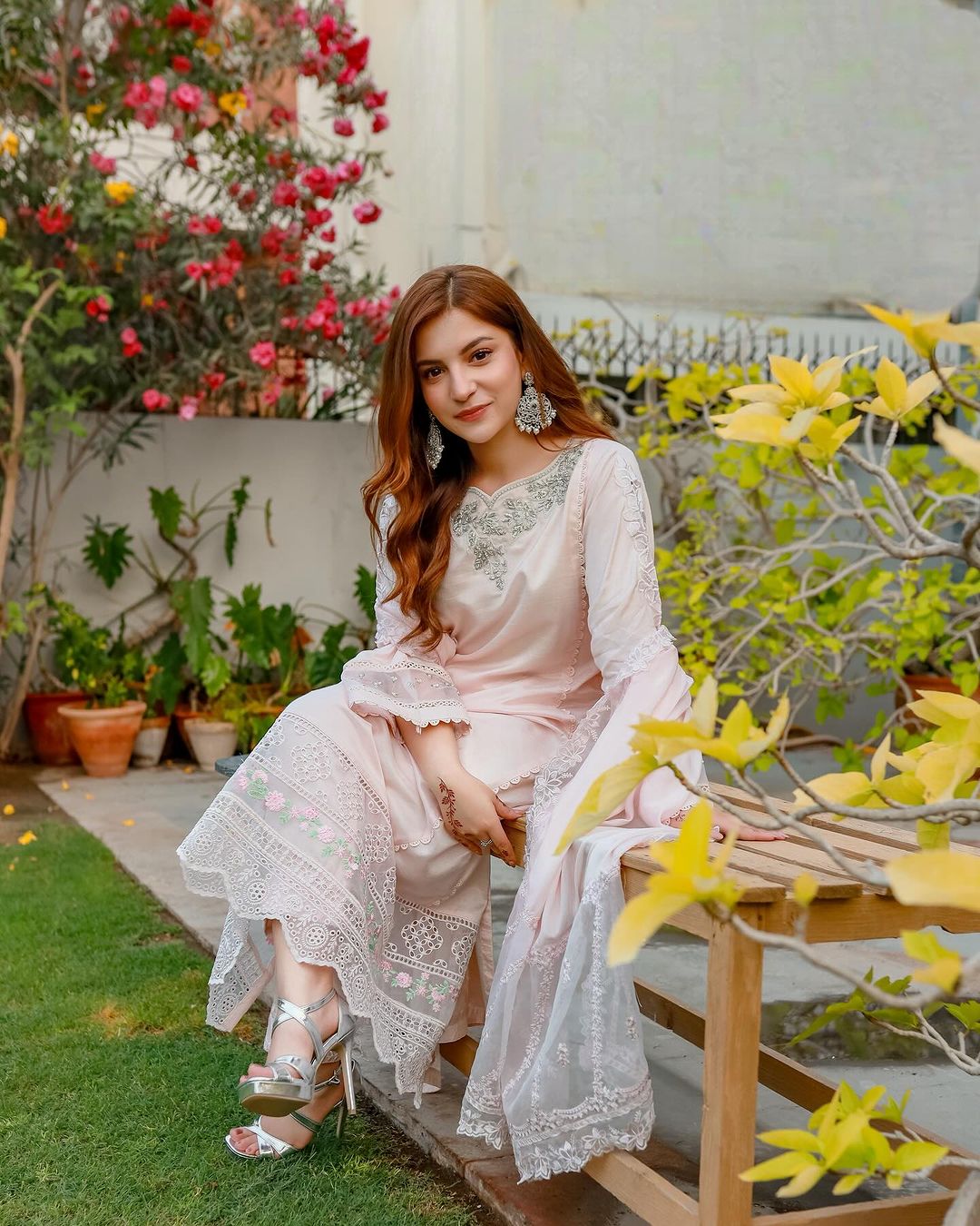 Dananeer Mobeen's Gorgeous New Family Pictures | Reviewit.pk