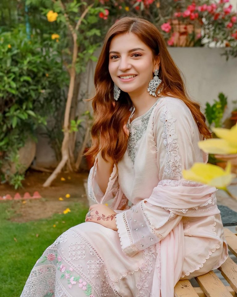 Dananeer Mobeen's Gorgeous New Family Pictures | Reviewit.pk