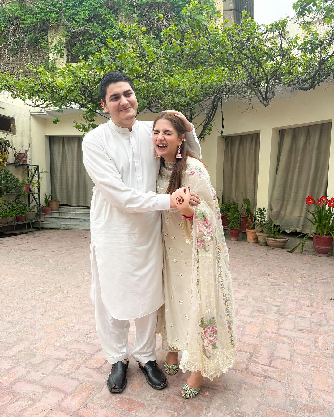 Dananeer Mobeen's Gorgeous New Family Pictures | Reviewit.pk