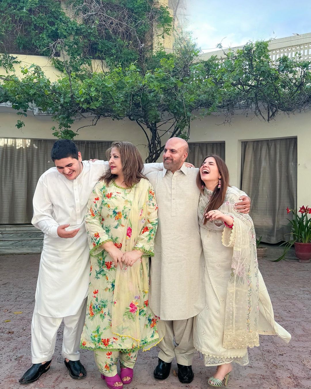 Dananeer Mobeen's Gorgeous New Family Pictures | Reviewit.pk