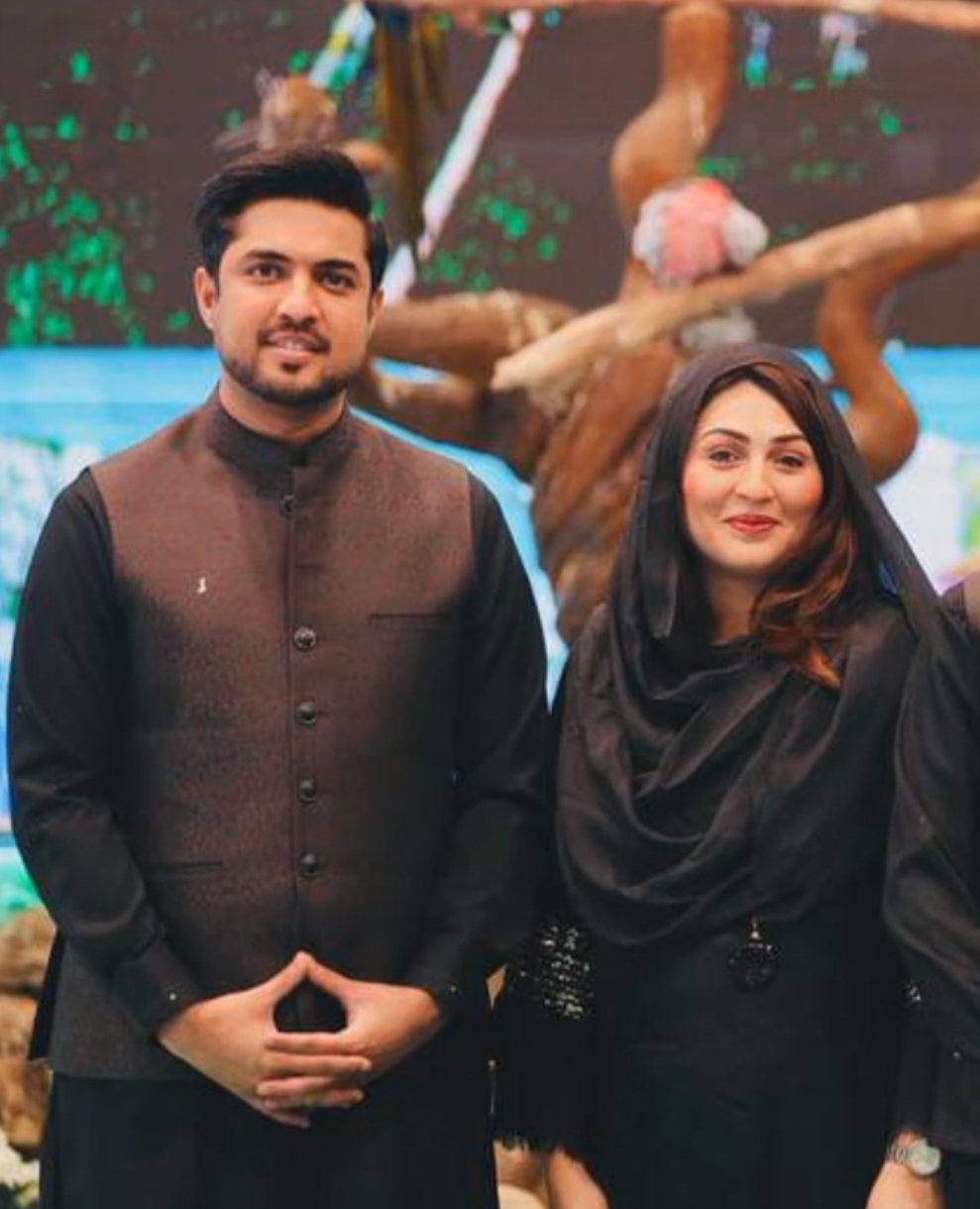 Iqrar Ul Hassan's Wives Spotted Together In Shaan E Ramzan | Reviewit.pk