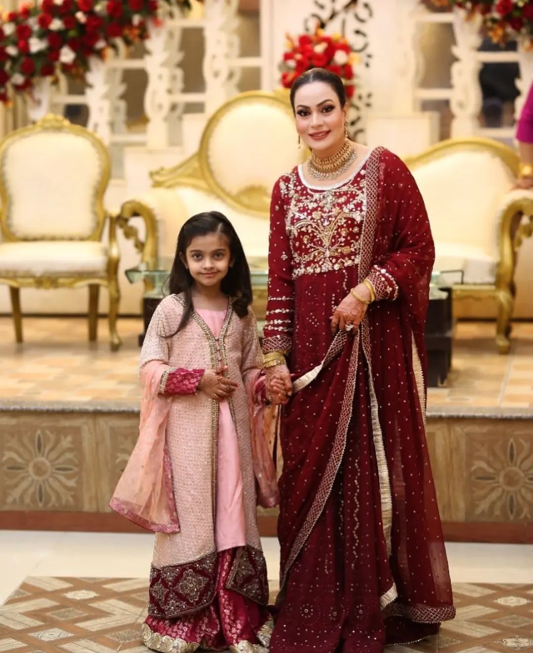 Sadia Imam's Beautiful Family Pictures From A Wedding | Reviewit.pk