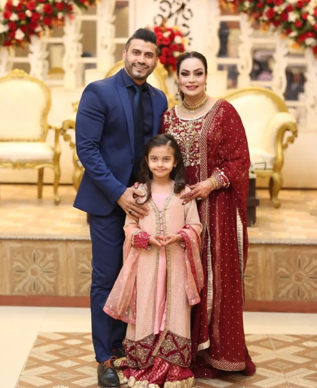 Sadia Imam's Beautiful Family Pictures From A Wedding | Reviewit.pk