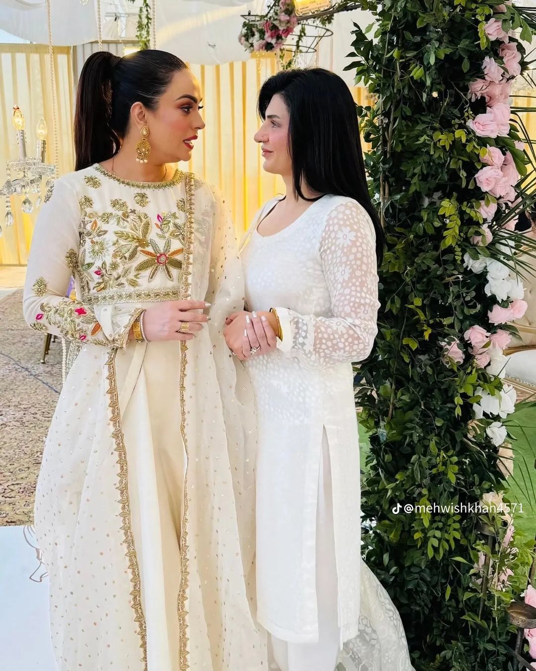 Sadia Imam's Beautiful Family Pictures From A Wedding | Reviewit.pk