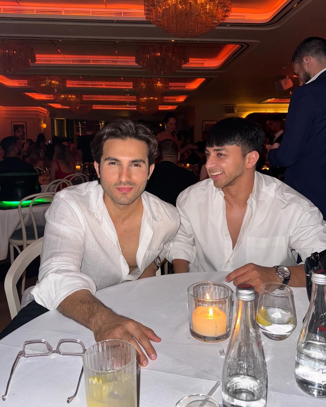 Shahroz Sabzwari's Adorable Clicks With Wife & Parents | Reviewit.pk