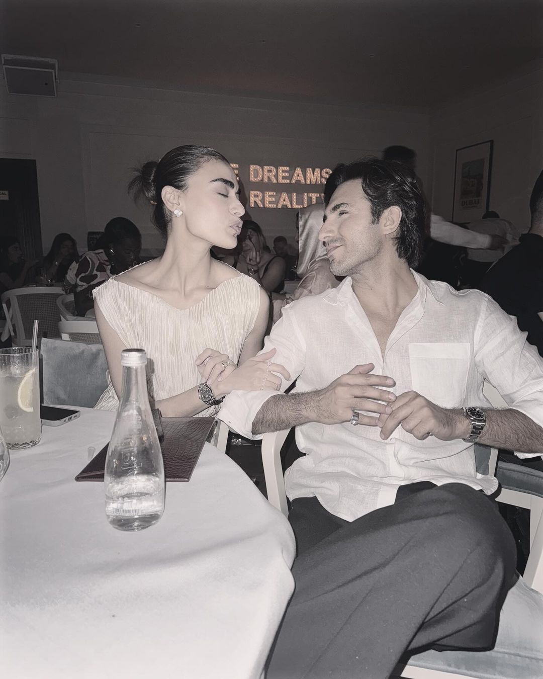 Shahroz Sabzwari's Adorable Clicks With Wife & Parents | Reviewit.pk