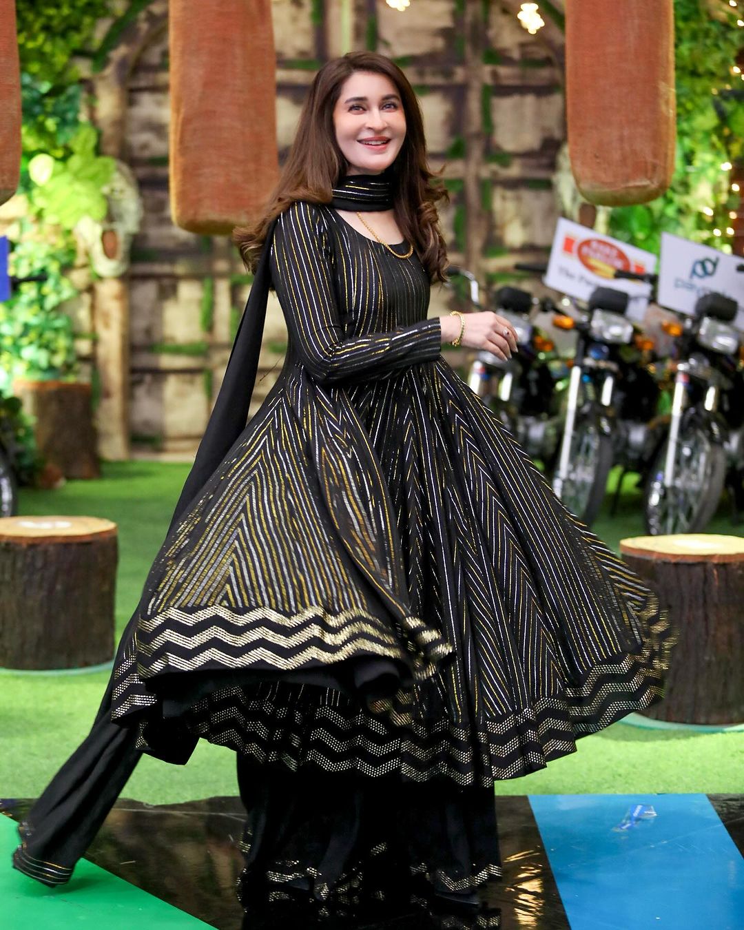 Shaista Lodhi’s Beautiful Dresses from Jeeto Pakistan | Reviewit.pk
