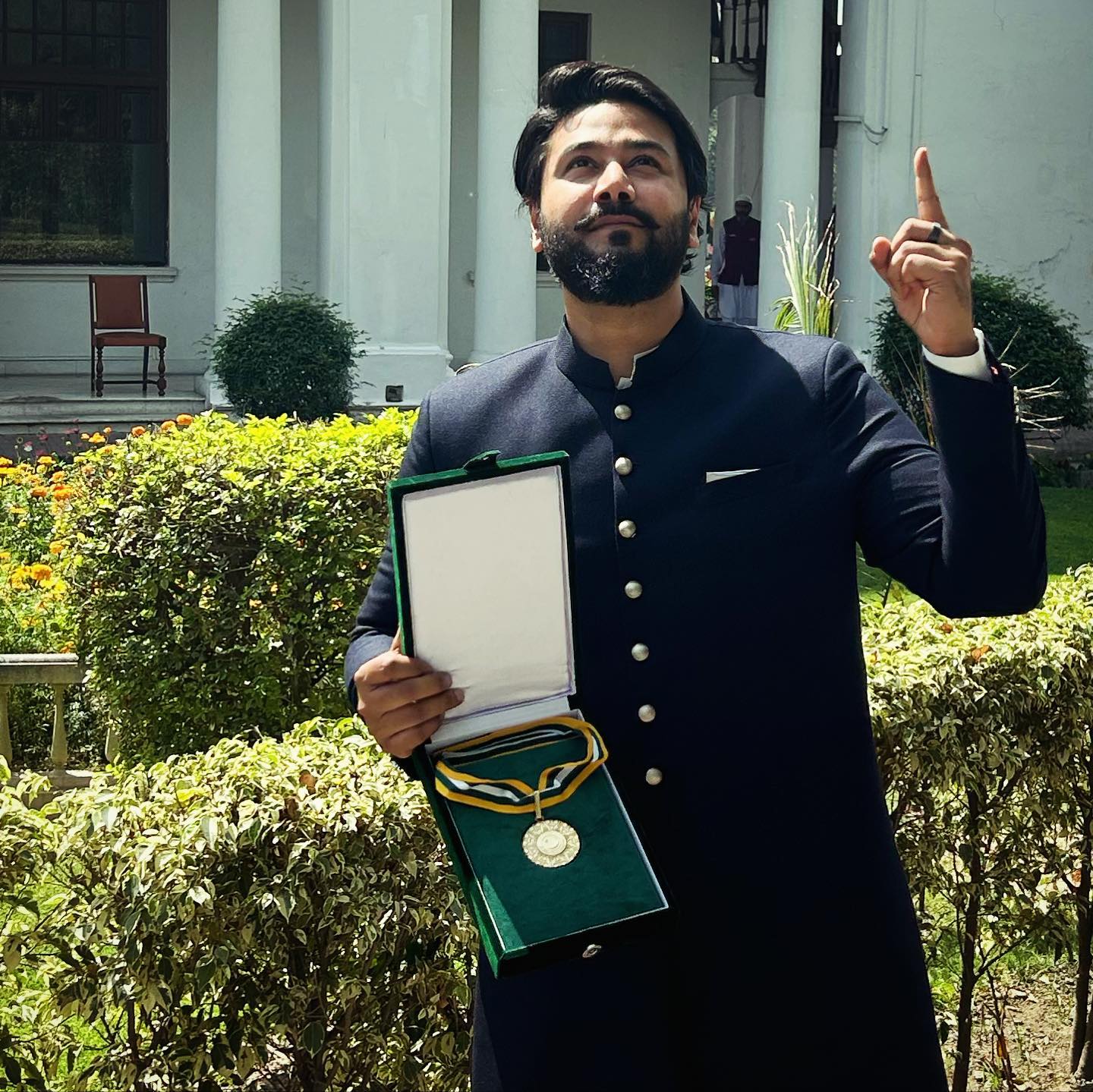 Why Women Fall In Love With Ali Abbas | Reviewit.pk