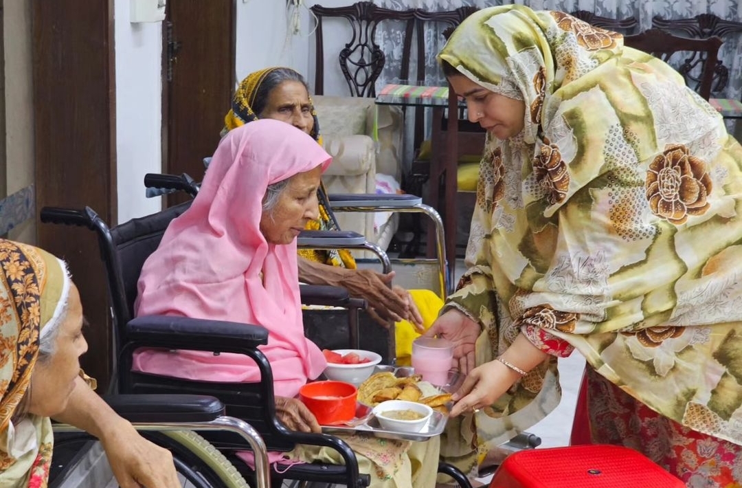 Women’s Heartfelt Plea from Bint-e-Fatima Old Home Melts Hearts | Reviewit.pk