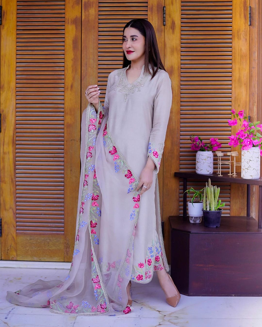 Shaista Lodhi’s Beautiful Dresses from Jeeto Pakistan | Reviewit.pk