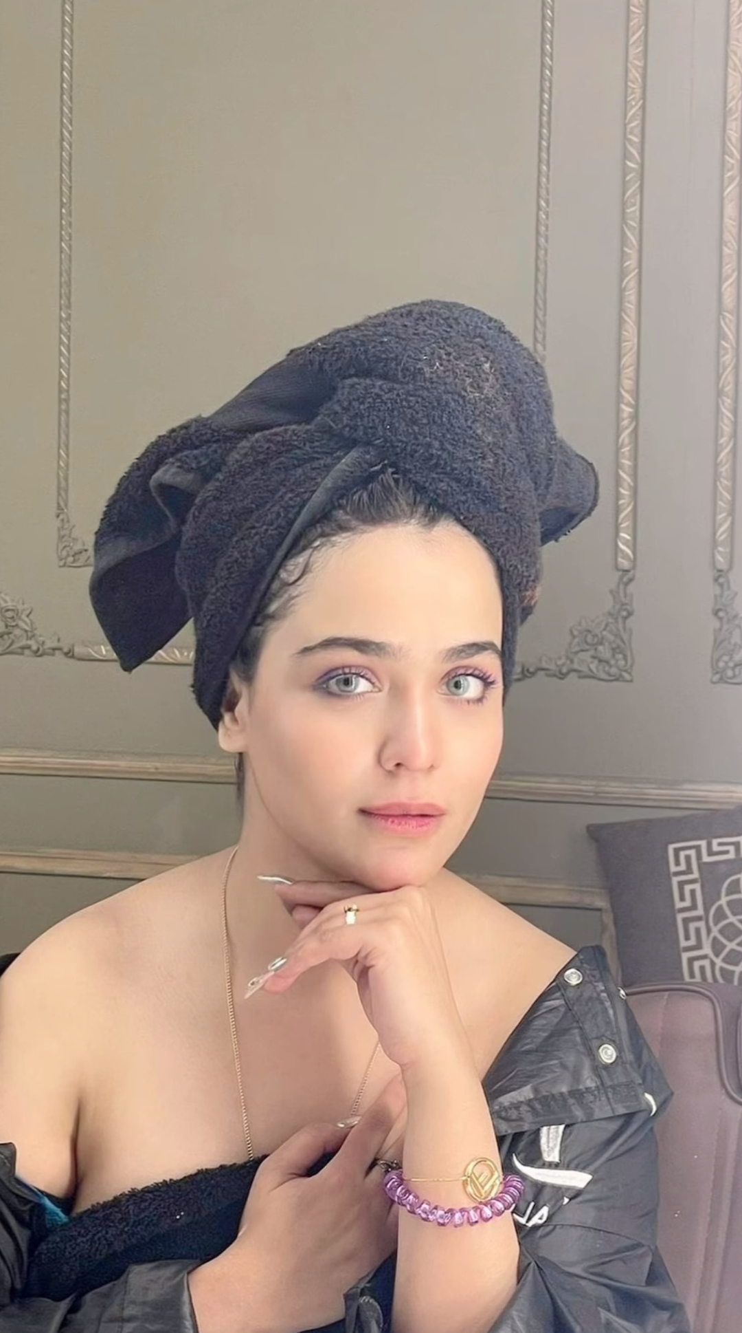 Humaima Malick's Bold Look In Bathrobe Heavily Criticized | Reviewit.pk