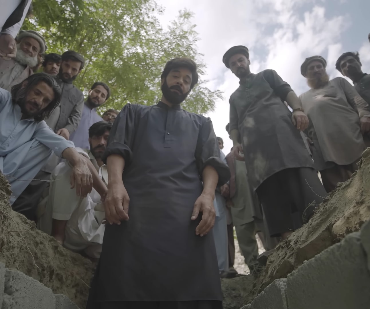 Shuja Asad Reveals Reality Of Grave Scene From Khaie | Reviewit.pk