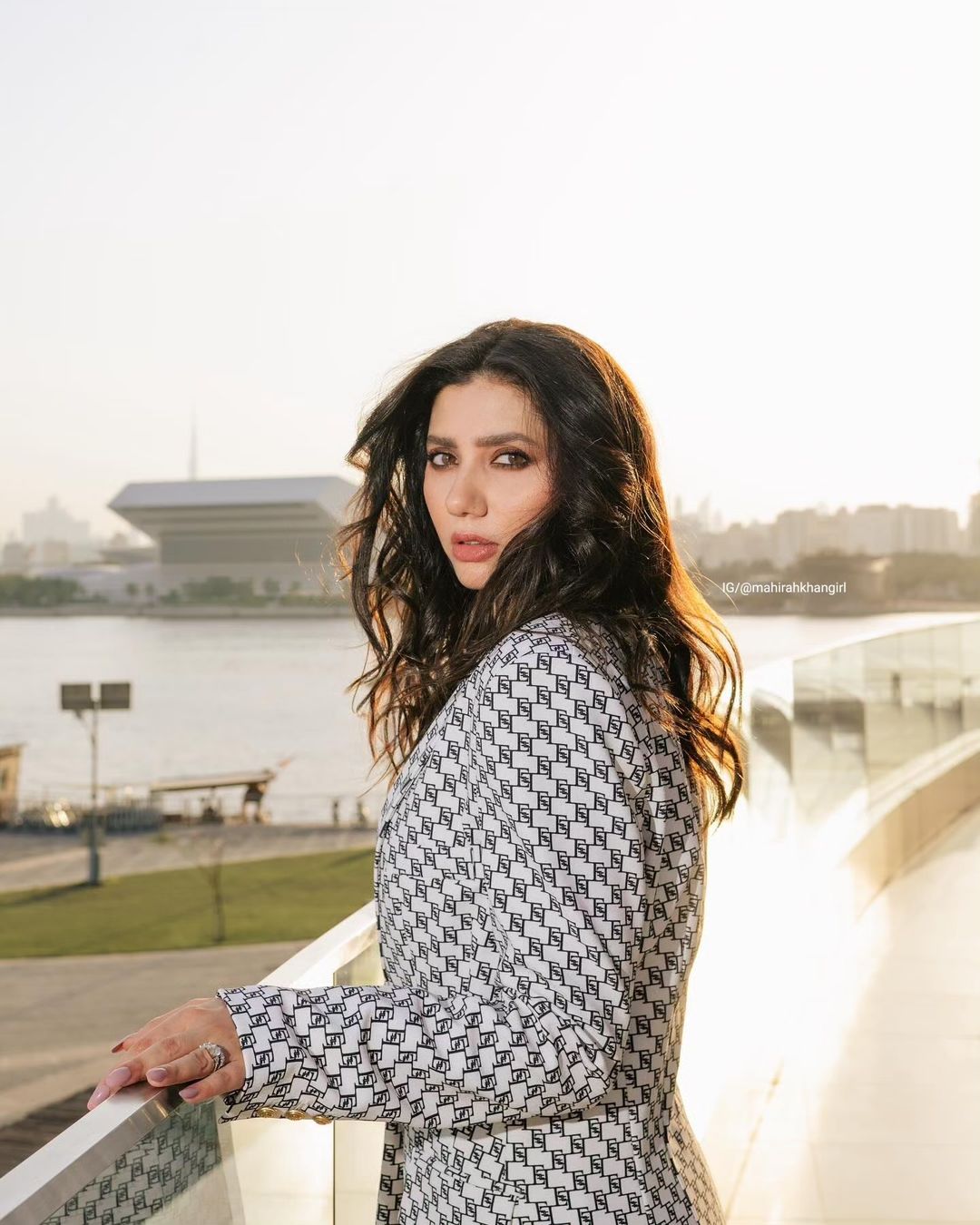 Arijit Singh Sings For Mahira Khan After EMIGALA Awards | Reviewit.pk