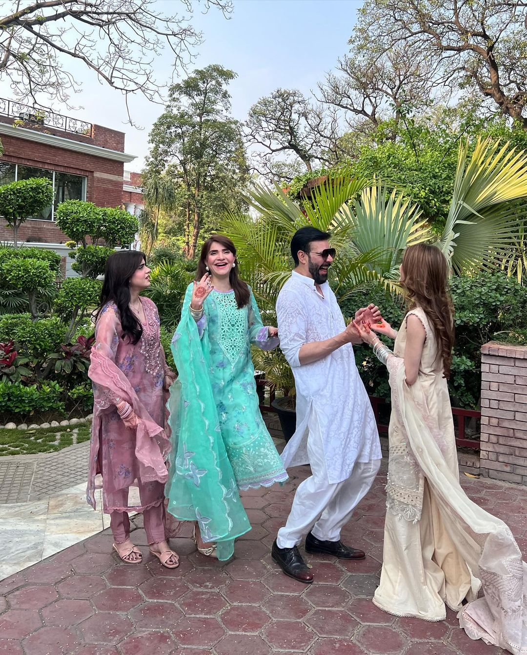 Moammar Rana's Beautiful Family Clicks From Eid 2024 | Reviewit.pk