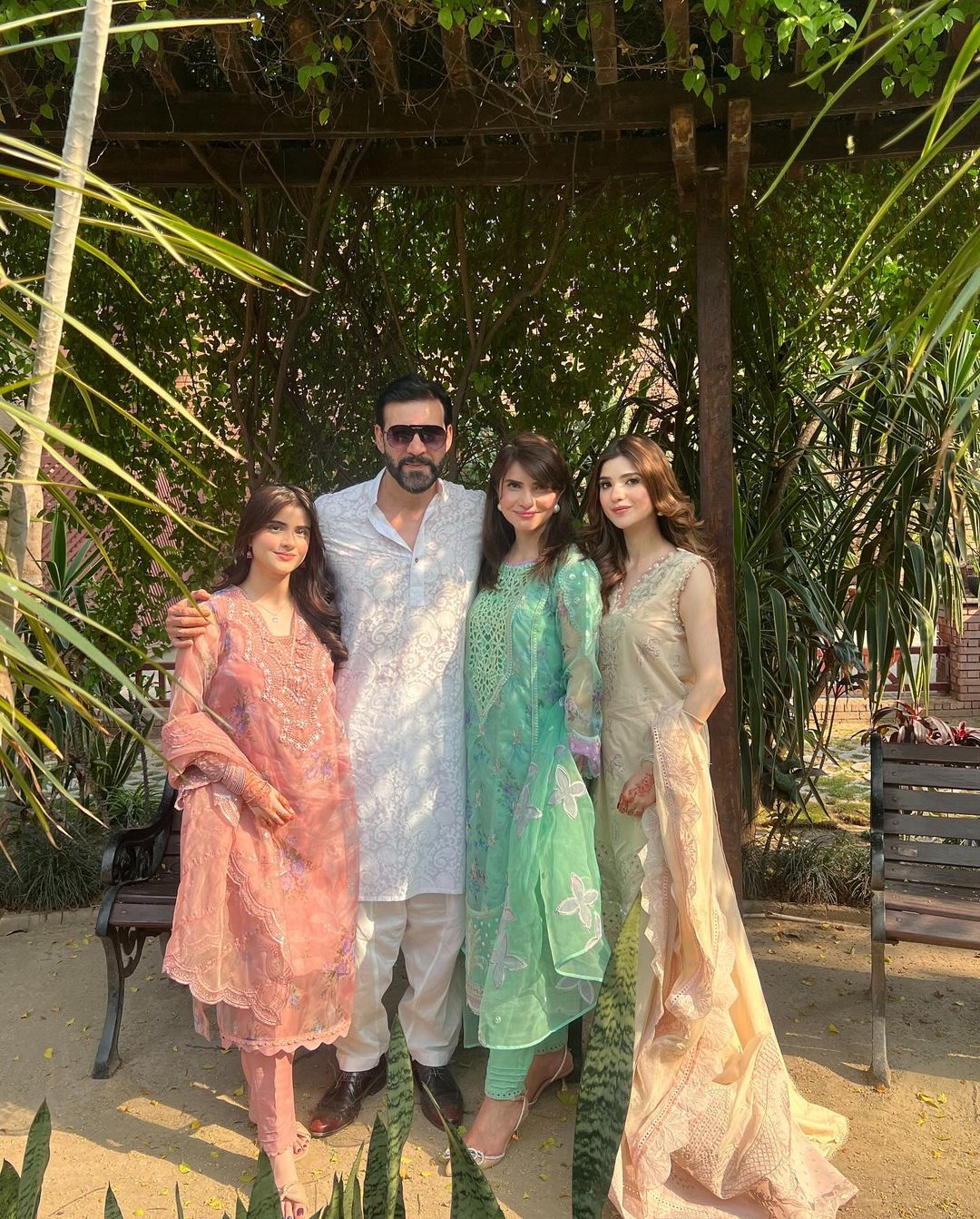 Moammar Rana's Beautiful Family Clicks From Eid 2024 | Reviewit.pk