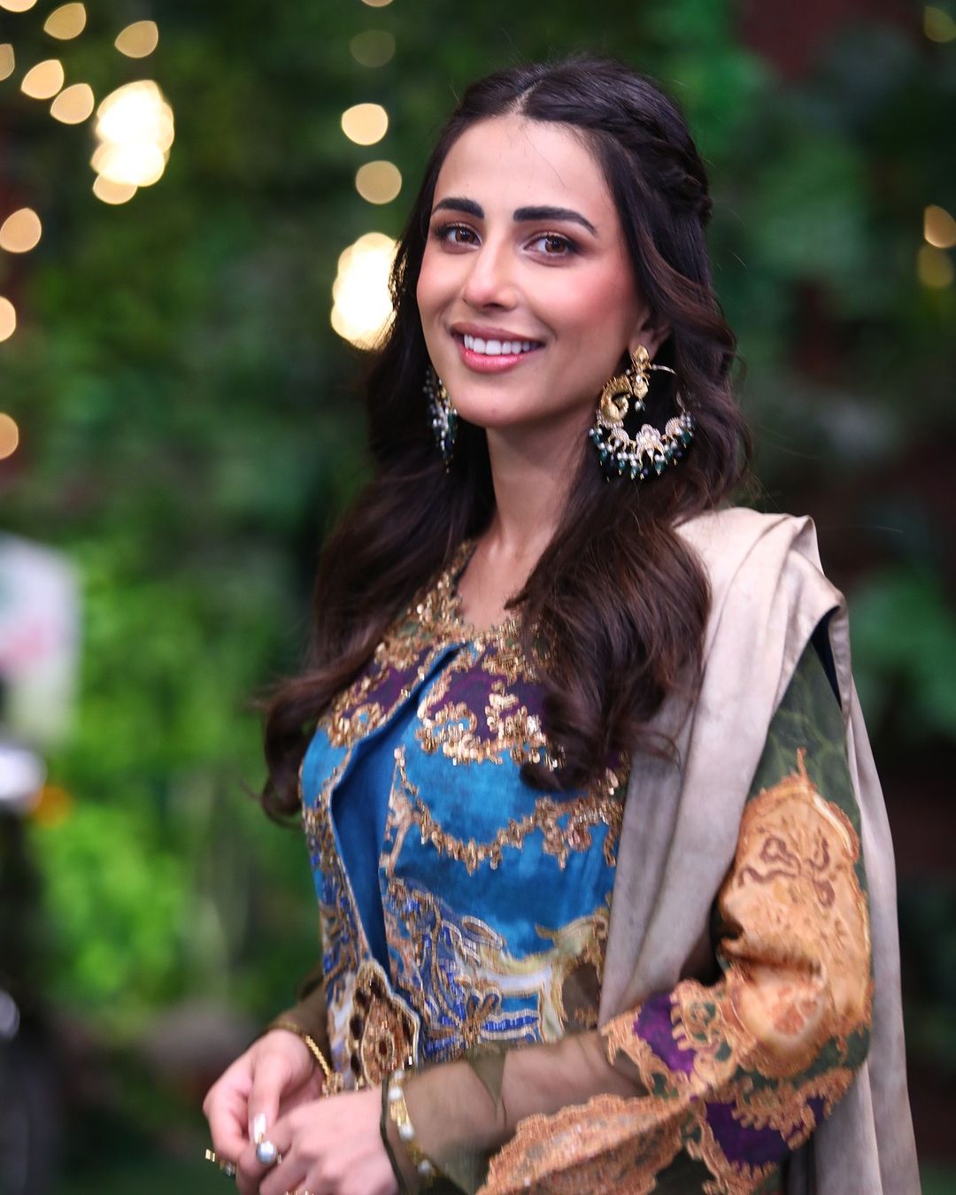 Ushna Shah's Beautiful Dresses from Jeeto Pakistan | Reviewit.pk