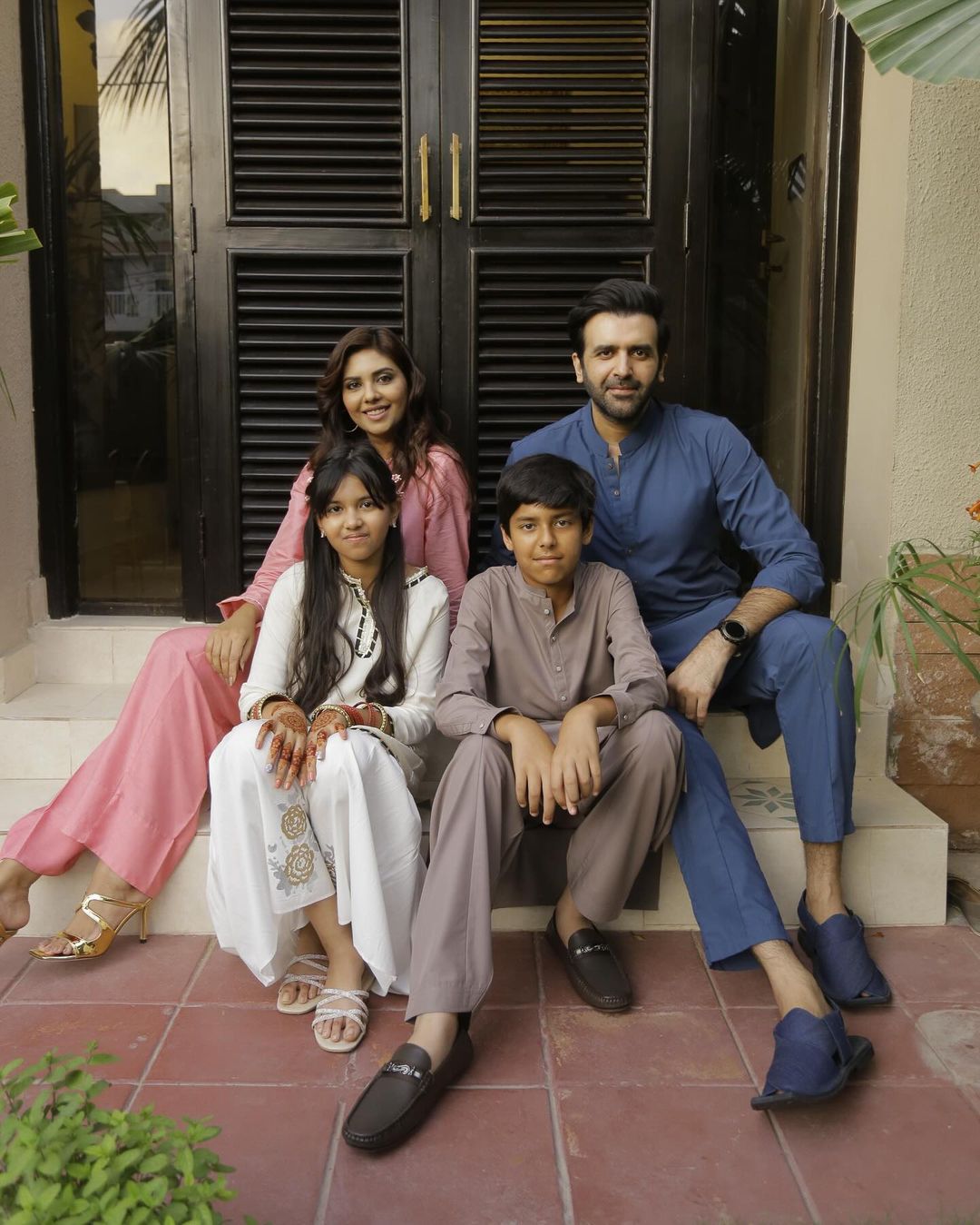 Sunita Marshall Family Clicks From Eid | Reviewit.pk