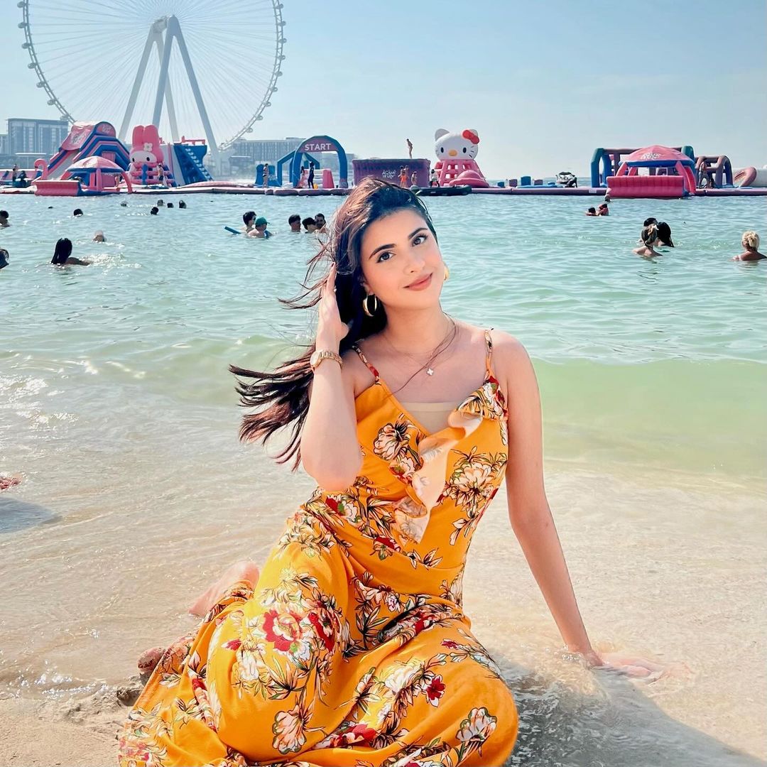 Moammar Rana's Daughters Rea & Raneya Vacationing In Dubai | Reviewit.pk