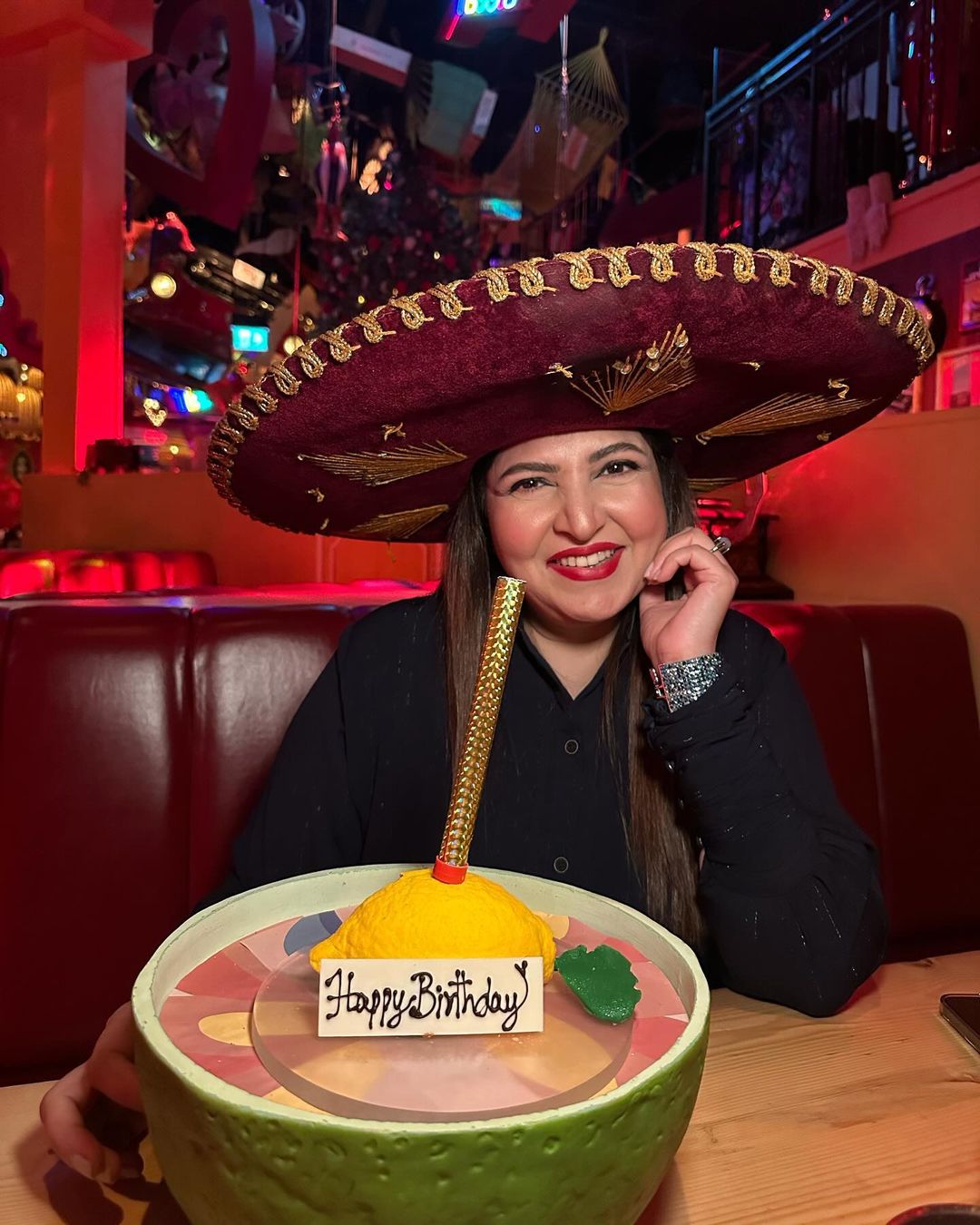 Shagufta Ejaz's Luxury Trip to Dubai Continues | Reviewit.pk