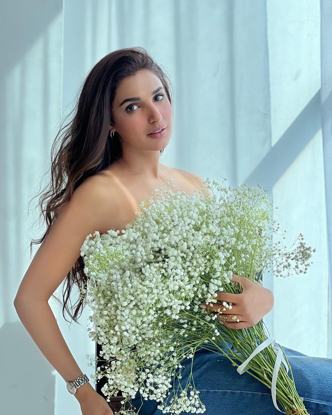 Amna Ilyas's Latest Bold Photoshoot Ignites Heavy Criticism | Reviewit.pk