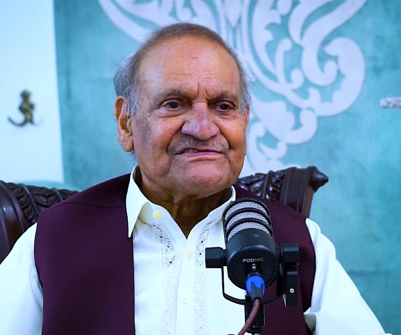 Poet Anwar Masood Lovingly Remembers His Late Wife | Reviewit.pk