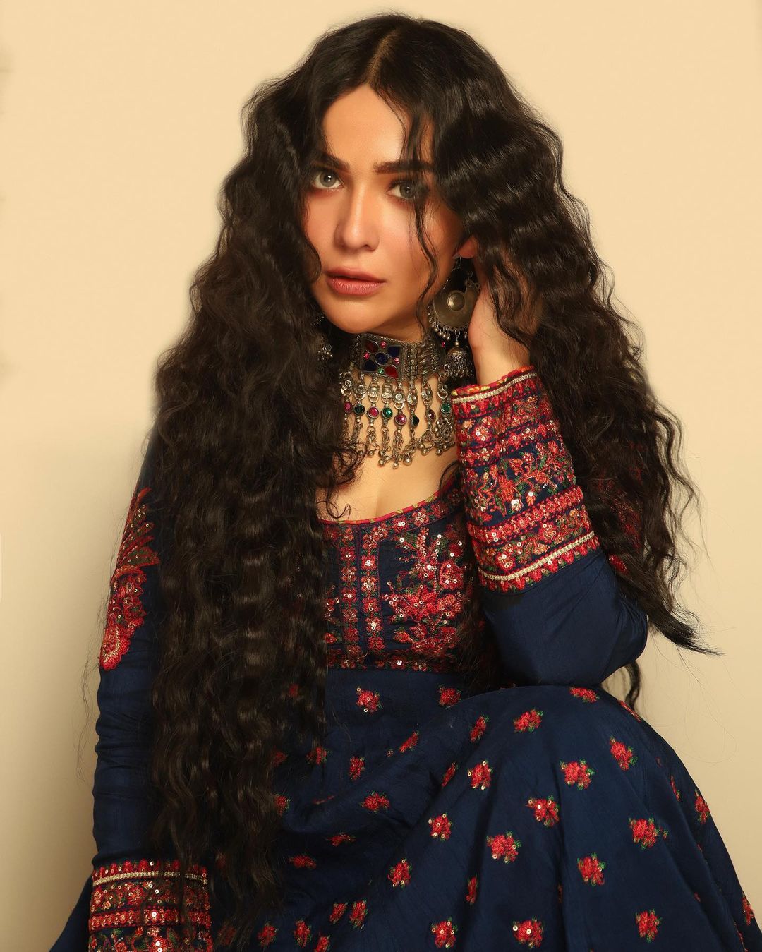 Humaima Malick's Bold Photoshoot Under Criticism | Reviewit.pk