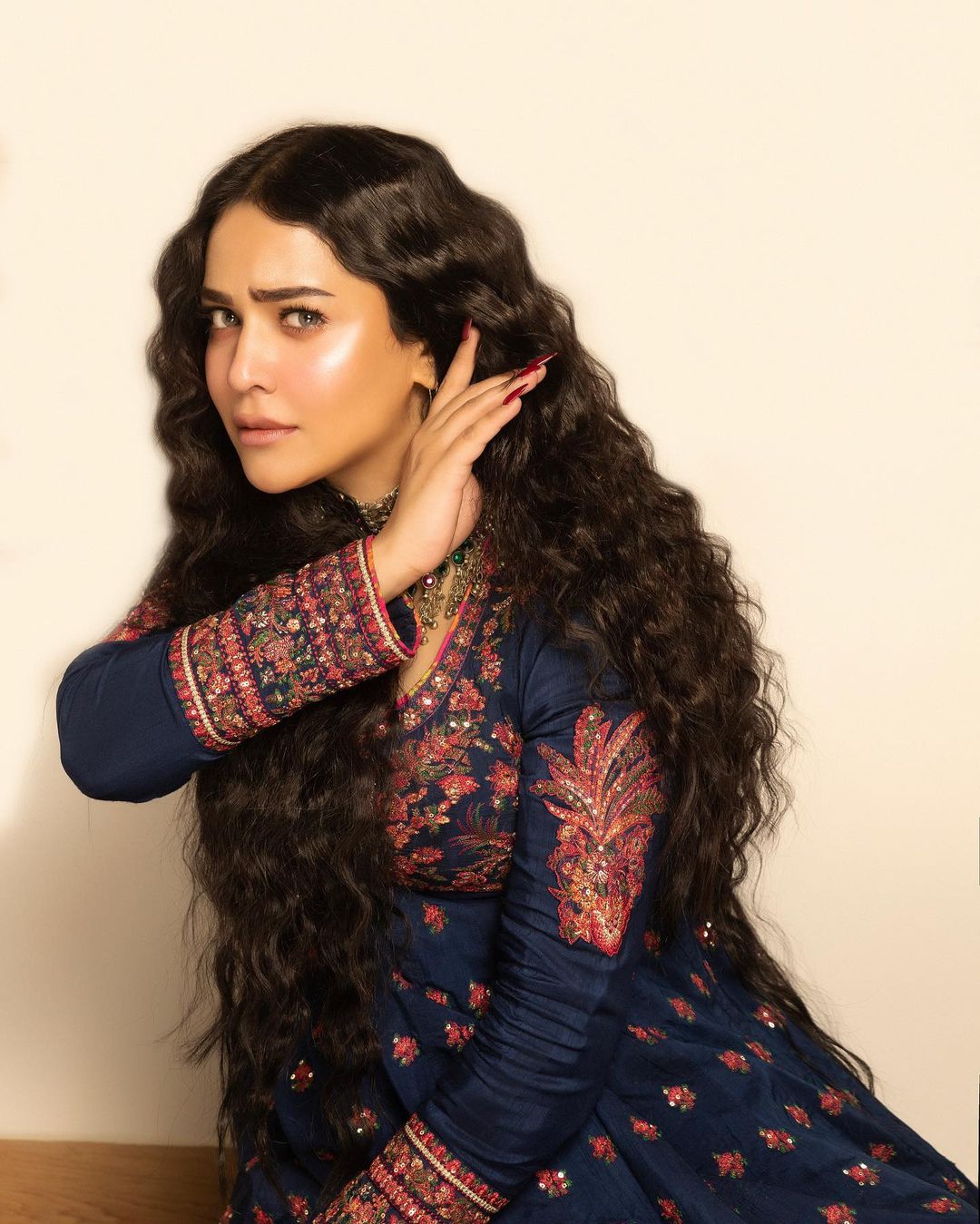 Humaima Malick's Bold Photoshoot Under Criticism | Reviewit.pk