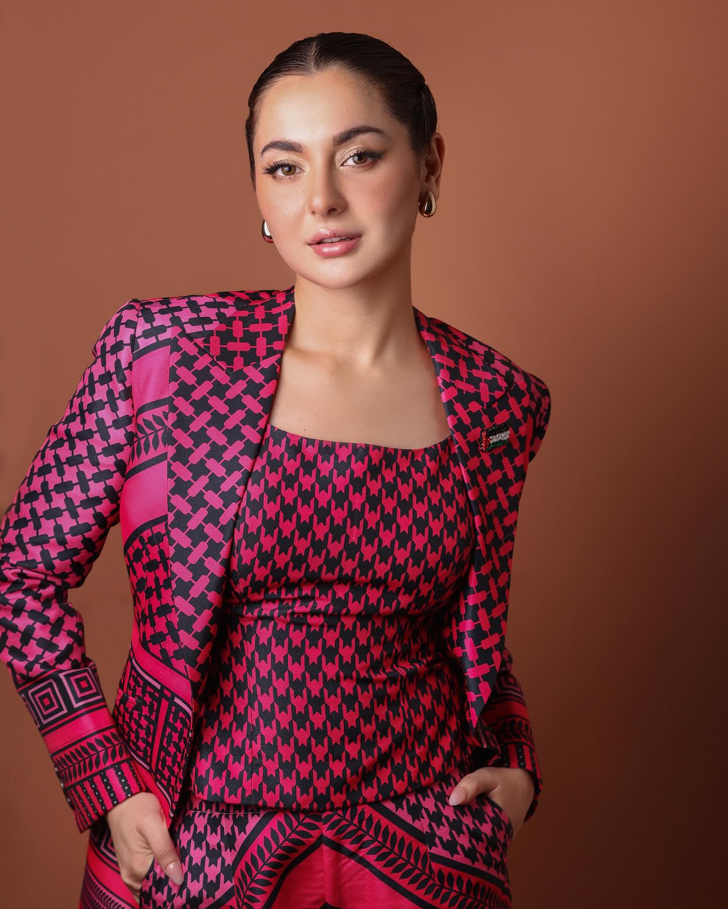 Hania Aamir Getting Award In Place Of Ayeza Khan Raises Eyebrows ...