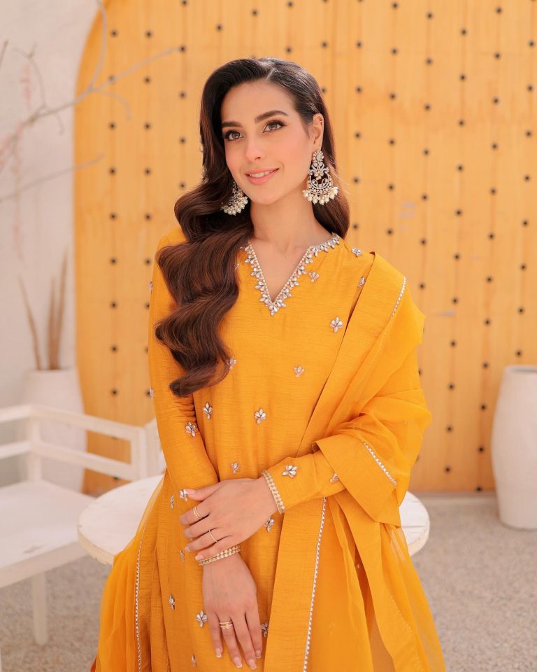 Top 10 Pakistani Actresses Right Now | Reviewit.pk