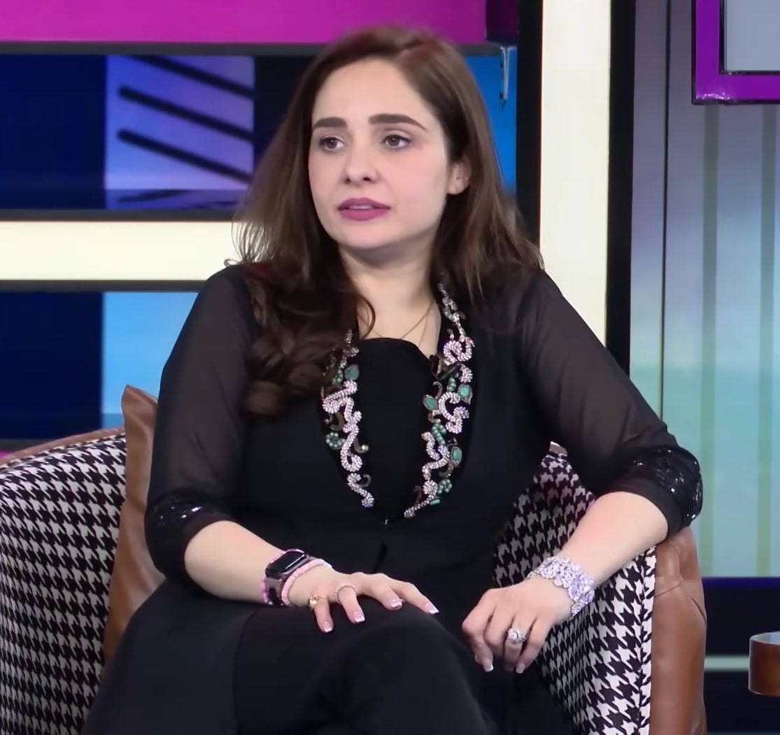 Why Juggan Kazim Kissed ASP Sheherbano's Hands | Reviewit.pk