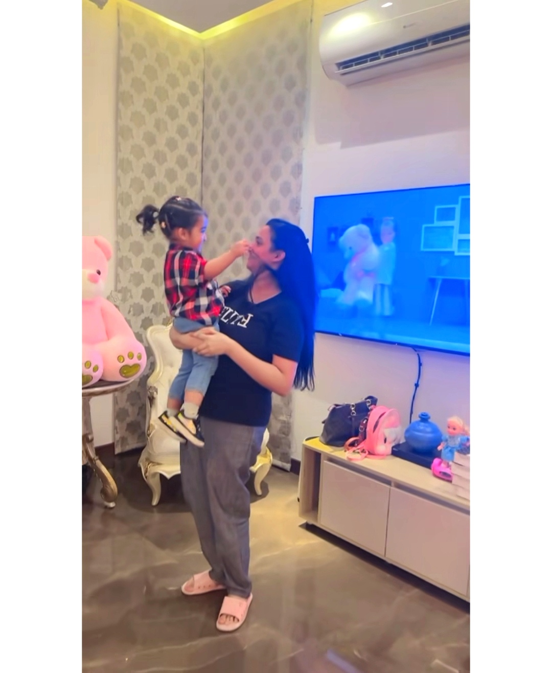 Kiran Tabeir's Cute Dance Video & Pictures With Daughter | Reviewit.pk