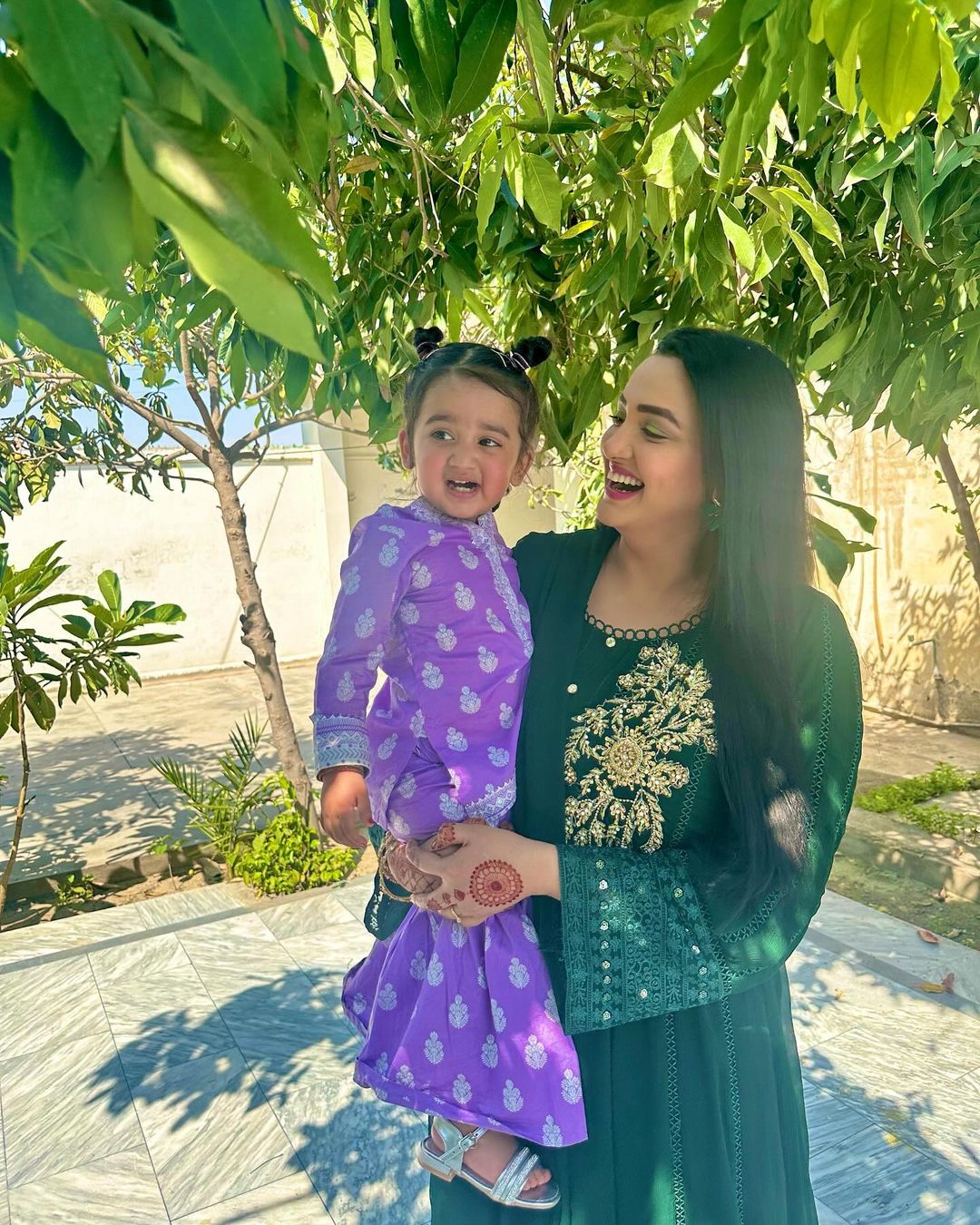 Kiran Tabeir's Cute Dance Video & Pictures With Daughter | Reviewit.pk