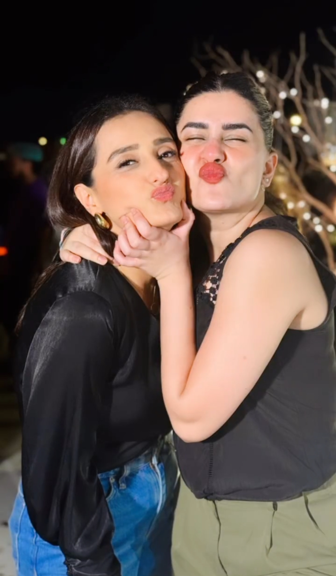 Momal Sheikh Celebrates Birthday With Family & Friends | Reviewit.pk